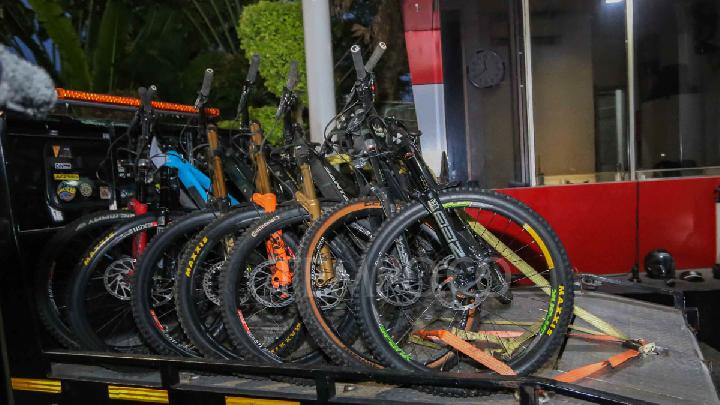 Deretan Barang Bukti OTT Imigrasi Jakarta Barat | tempo.co