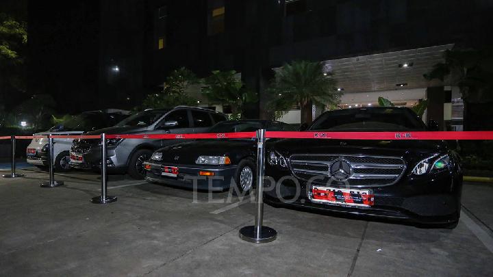 Deretan Barang Bukti OTT Imigrasi Jakarta Barat | tempo.co