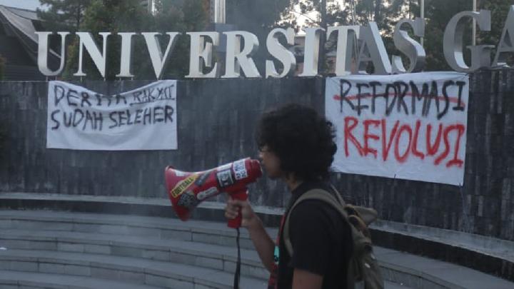 Mahasiswa UGM Gelar Aksi Gantung Boneka Simbolik - foto