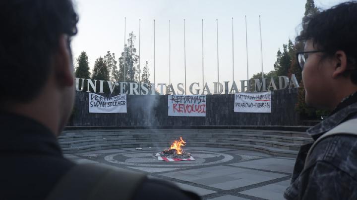 Mahasiswa UGM Gelar Aksi Gantung Boneka Simbolik - foto